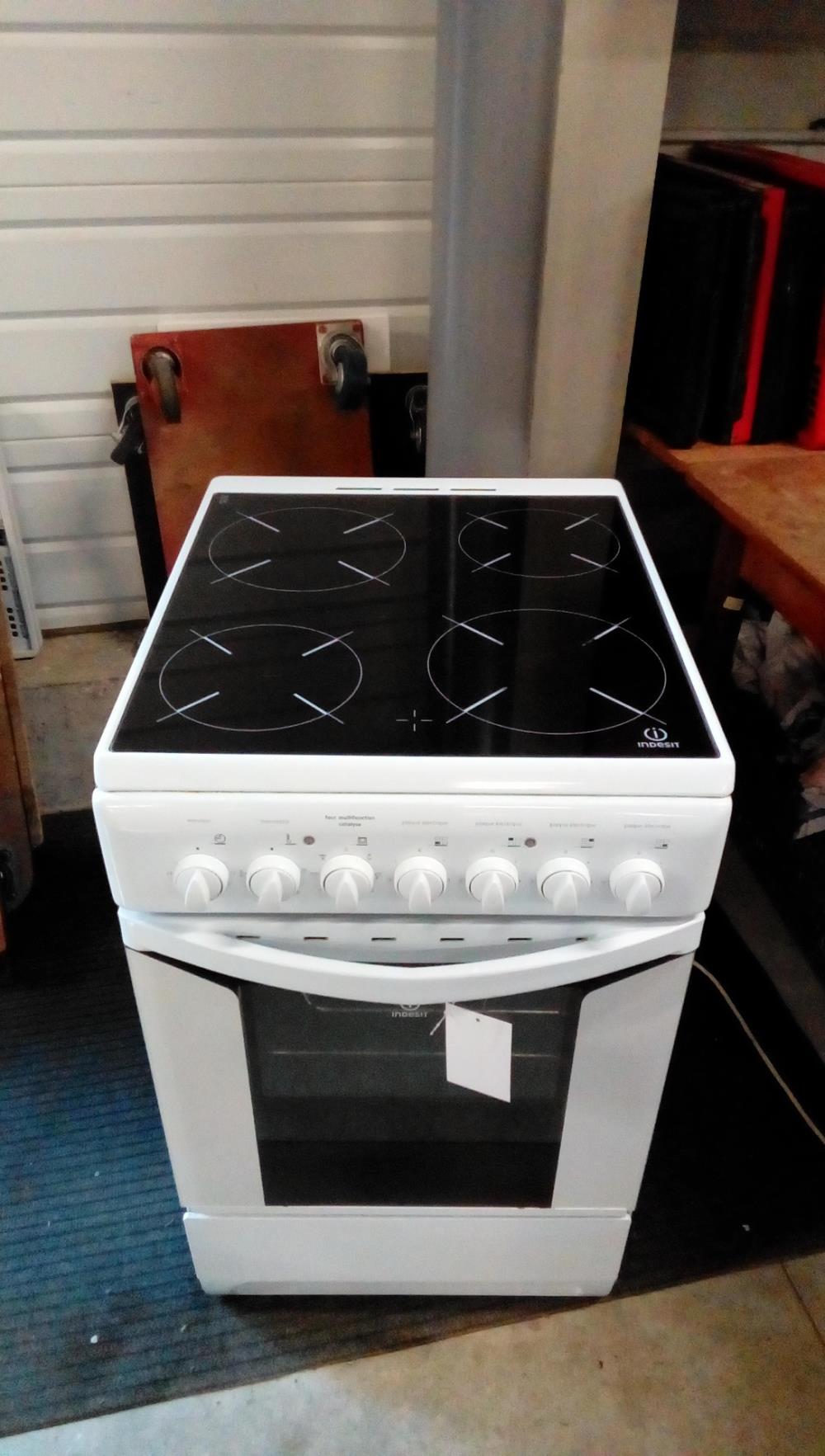 CUISINIÈRE ÉLECTRIQUE VITROCERAMIQUE 4 FEUX FOUR MULTIFONCTION CATALYSE INDESIT occasion - Troc ...